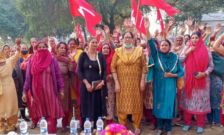 Bimla Luthra addresses women workers meeting at Bishnah – The Gypsy