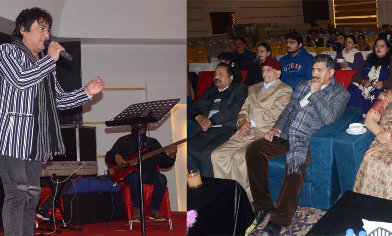 Bollywood Singer Anil Shrivastava Enthralls the City of Temples – The Gypsy