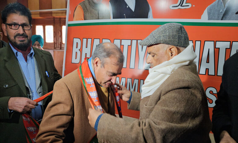 Javid Kakroo joins BJP alongwith his supporters in Srinagar – The Gypsy
